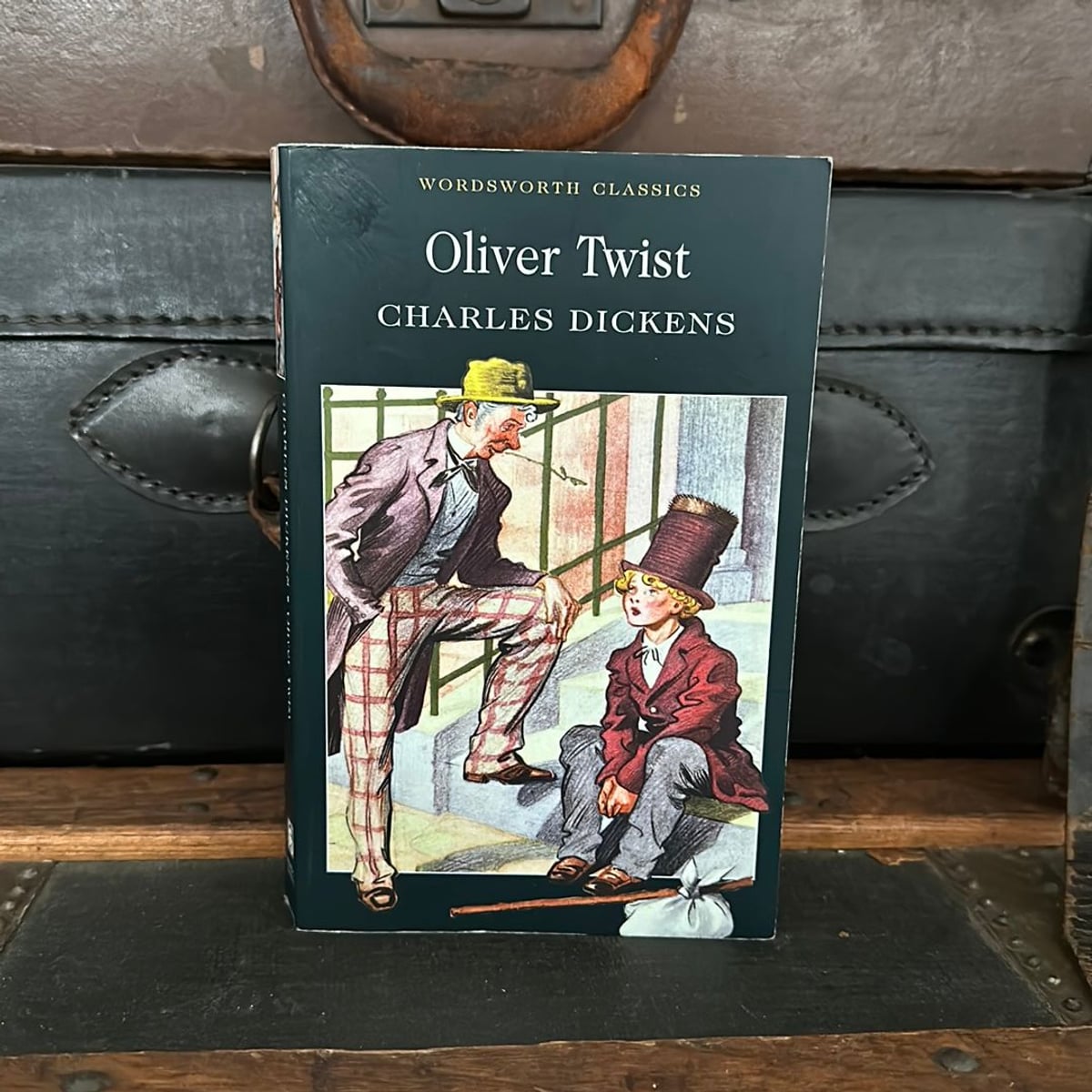 Oliver Twist by Charles Dickens , Hardcover | Pangobooks
