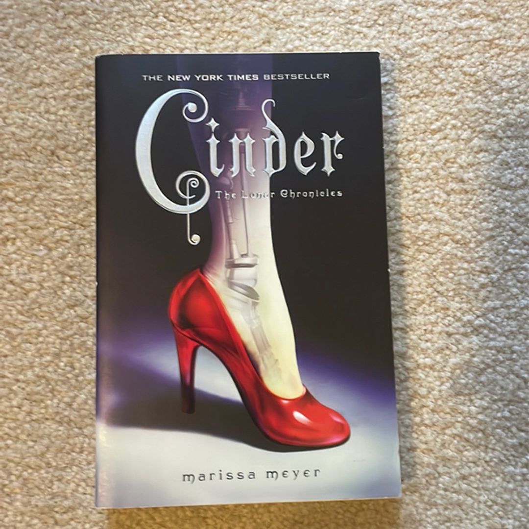 Cinder by Marissa Meyer, Paperback | Pangobooks