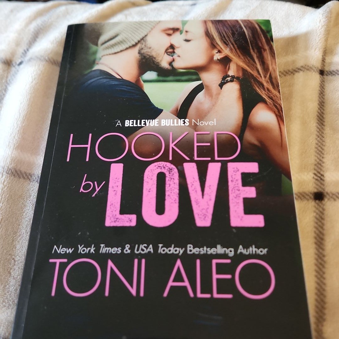 Hooked by Love by Toni Aleo, Paperback | Pangobooks