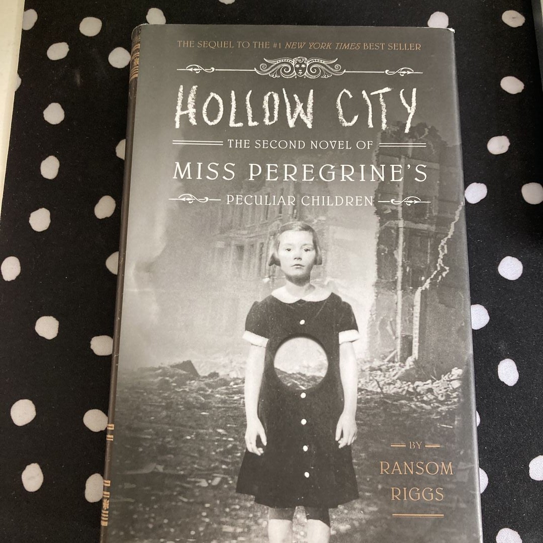Hollow City by Ransom Riggs (Illustrator)