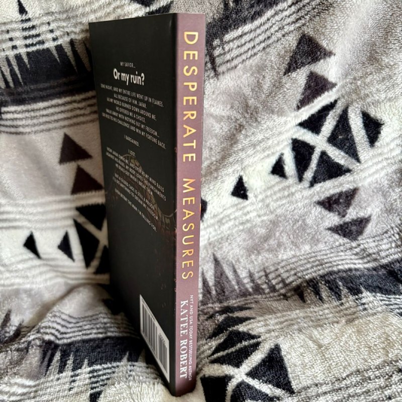 Desperate Measures [OOP cover] by Katee Robert, Paperback | Pangobooks