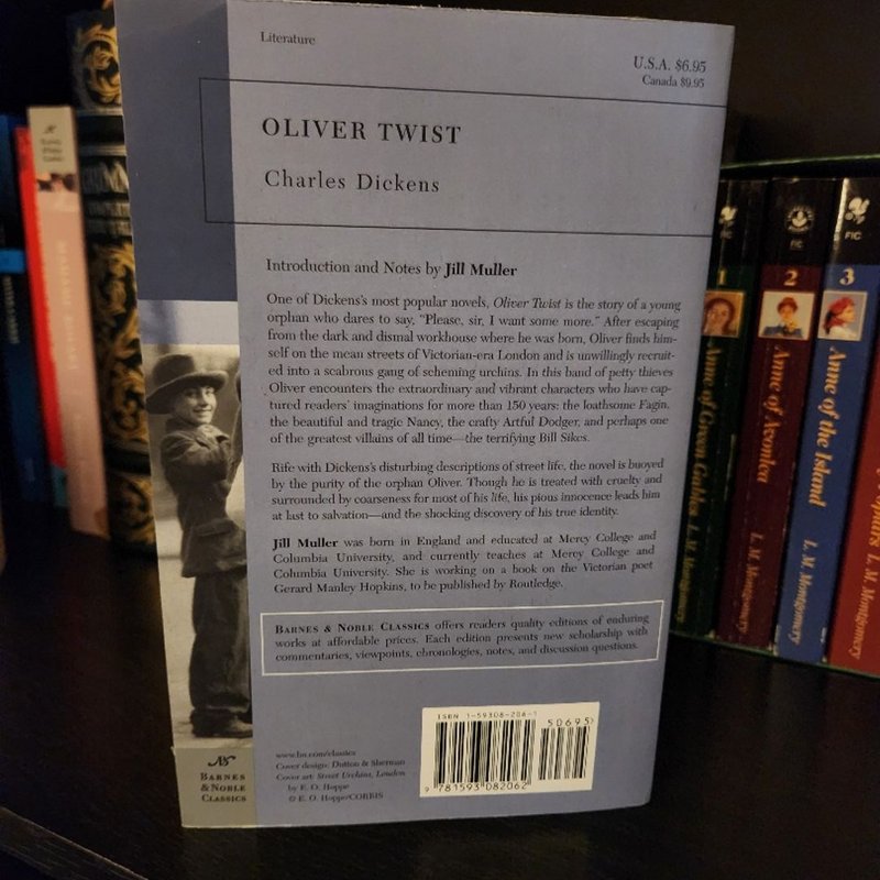 Oliver Twist by Charles. Dickens; Jill Muller, Paperback | Pangobooks