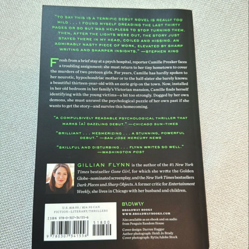 Sharp Objects by Gillian Flynn, Paperback | Pangobooks