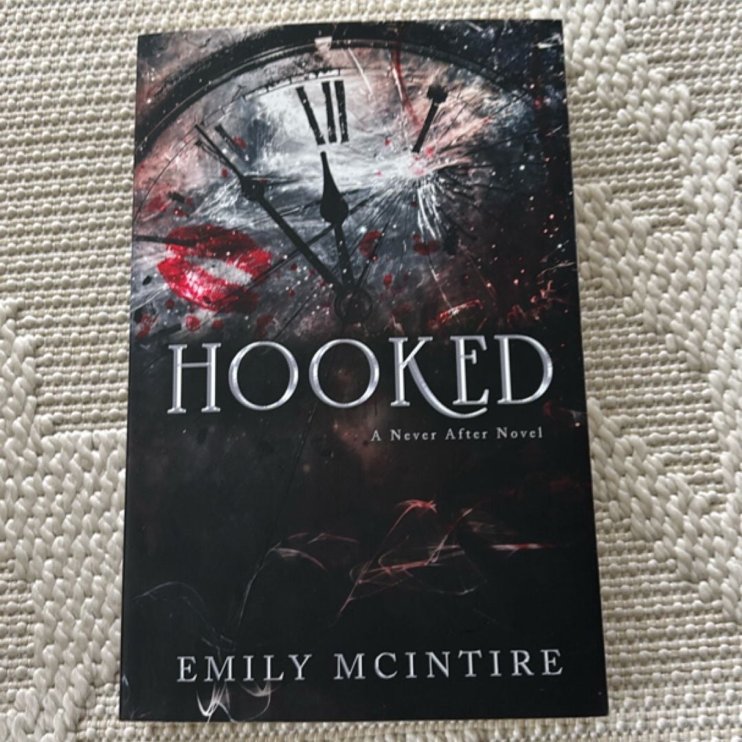 Hooked by Emily McIntire, Paperback | Pangobooks