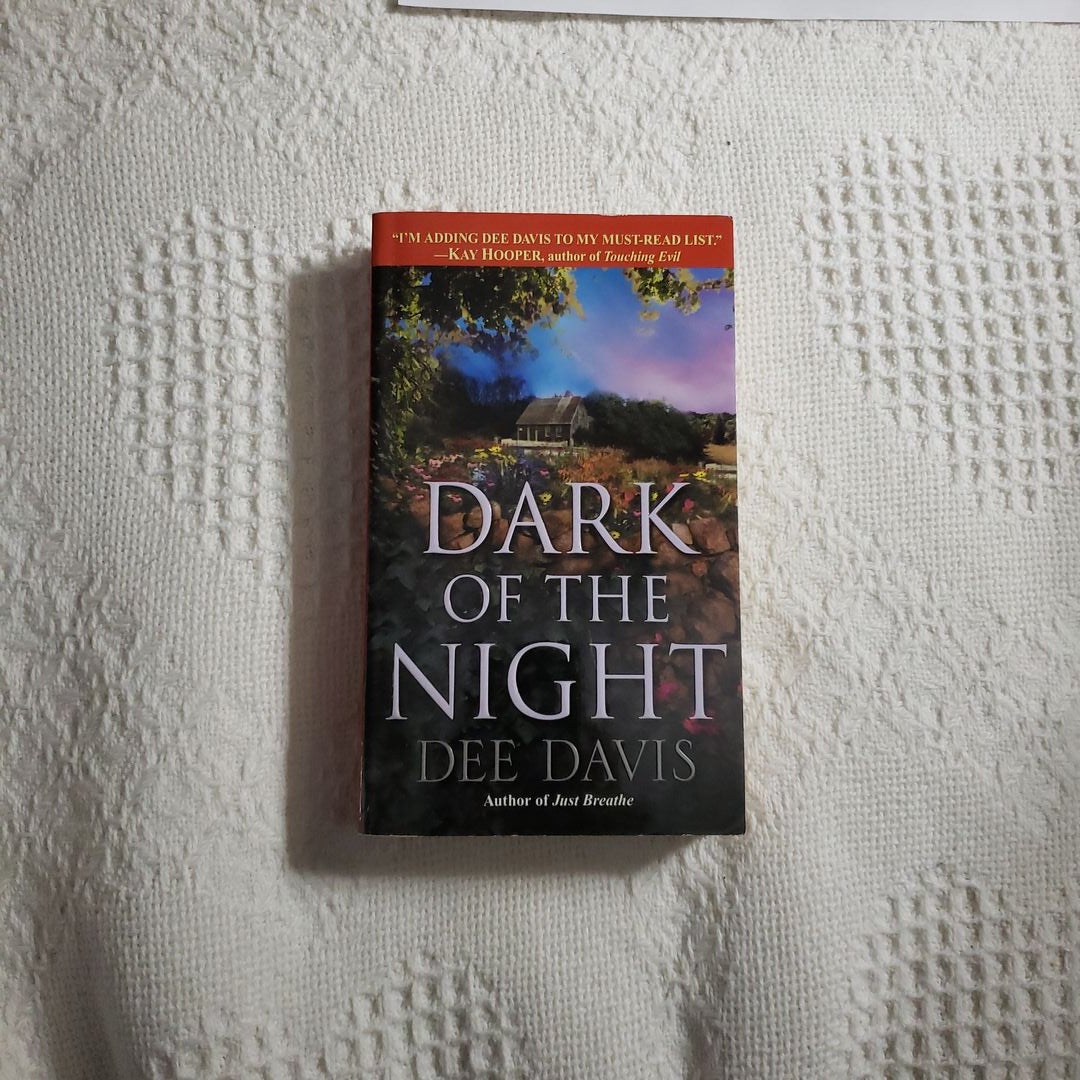 Dark of the Night by Dee Davis, Paperback | Pangobooks