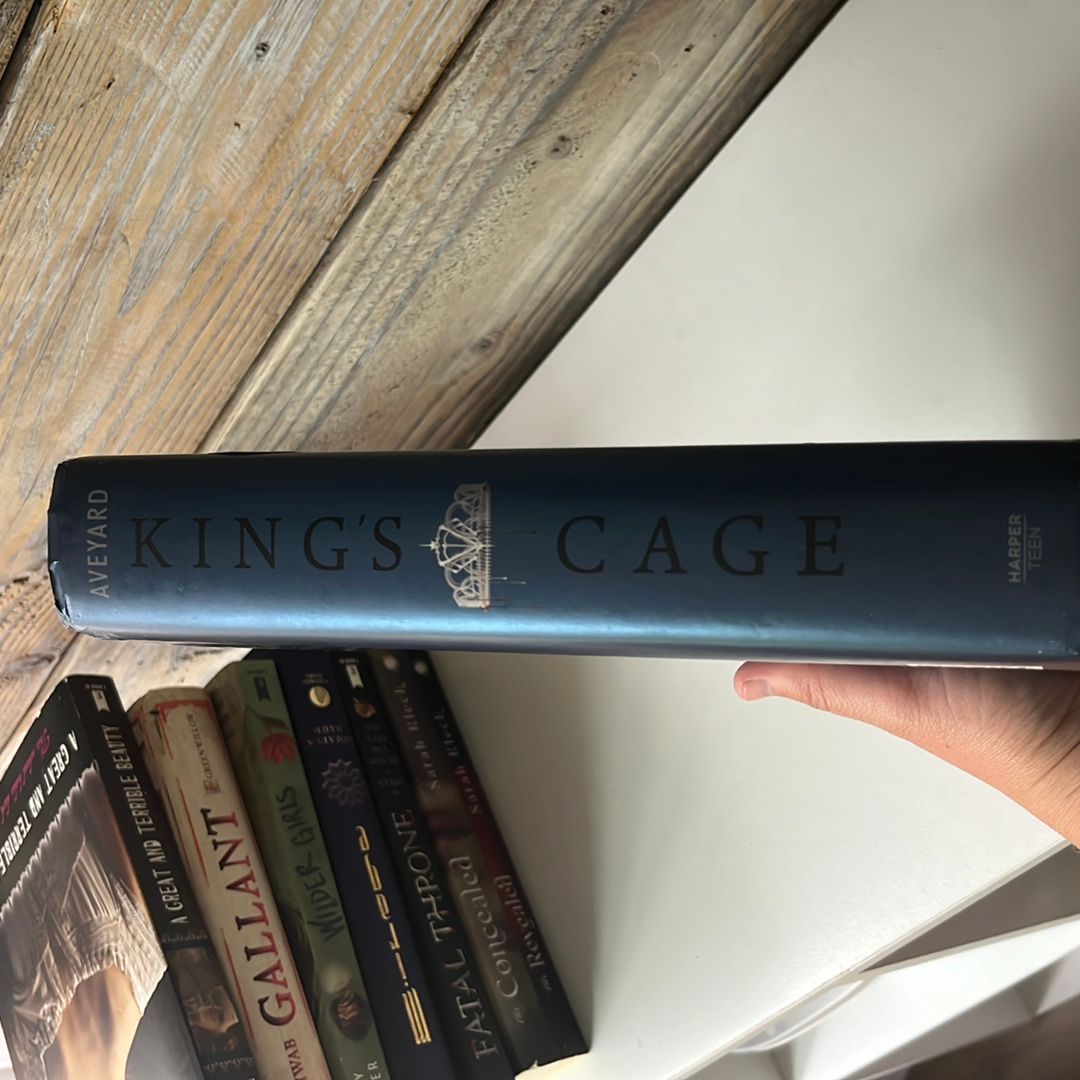 King’s Cage by Victoria Aveyard, Hardcover | Pangobooks