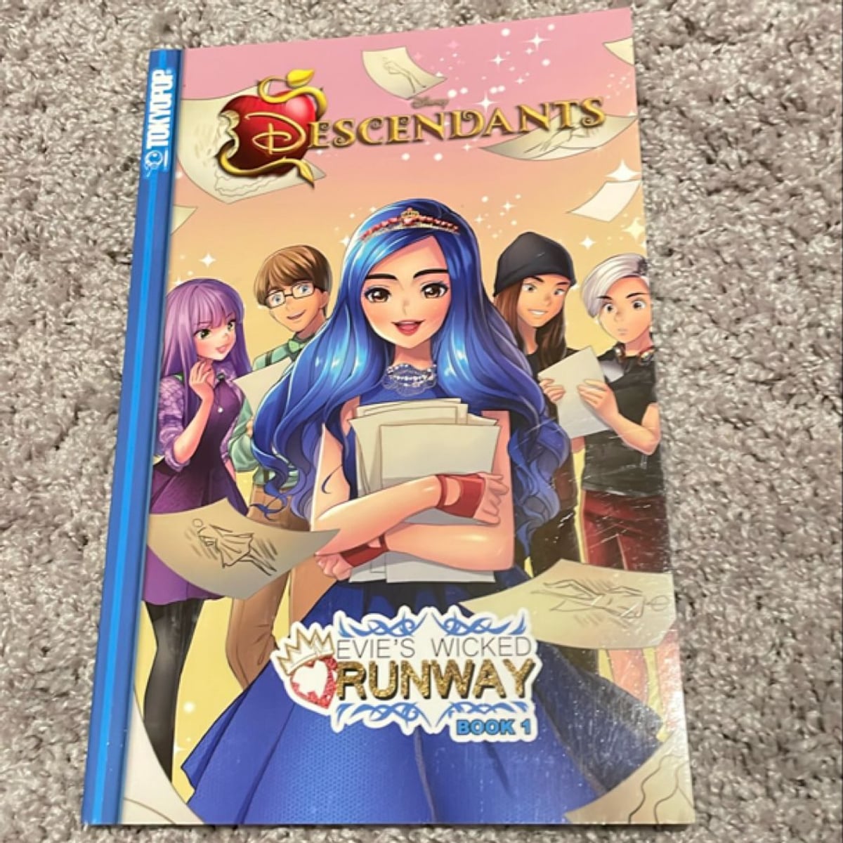 Disney Manga: Descendants - Evie's Wicked Runway, Book 1 by Jason Muell