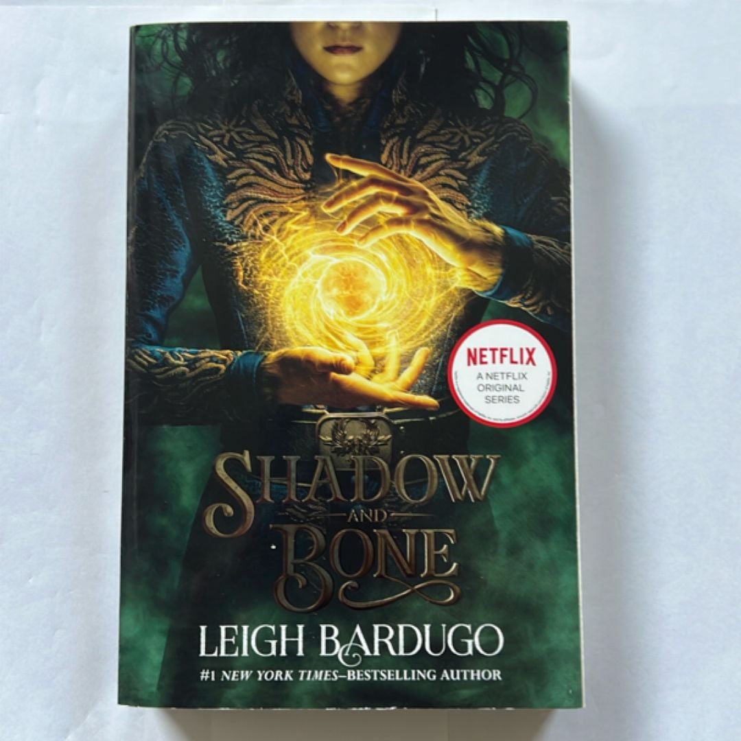 Shadow and Bone by Leigh Bardugo, Paperback | Pangobooks