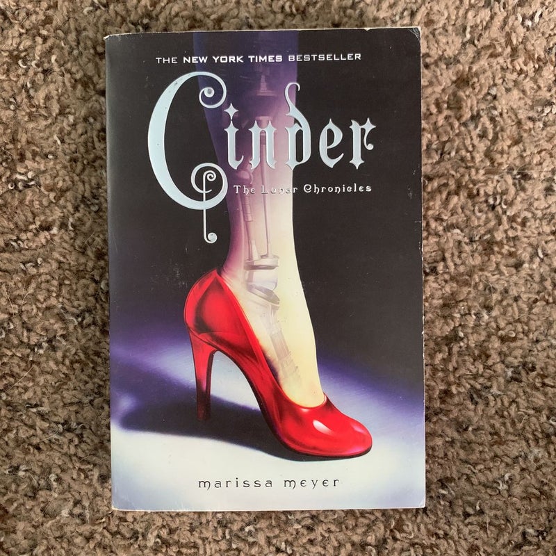 Cinder by Marissa Meyer, Paperback | Pangobooks