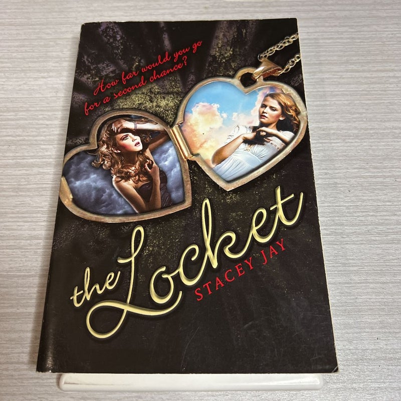 The Locket by Stacey Jay, Paperback | Pangobooks