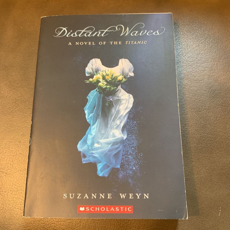 Distant Waves by Suzanne Weyn