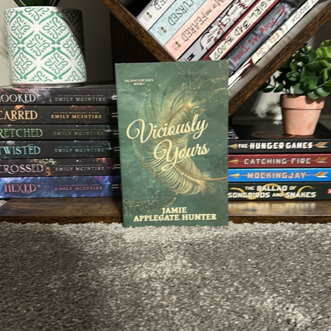 Viciously Yours by Jamie Applegate Hunter, Paperback | Pangobooks