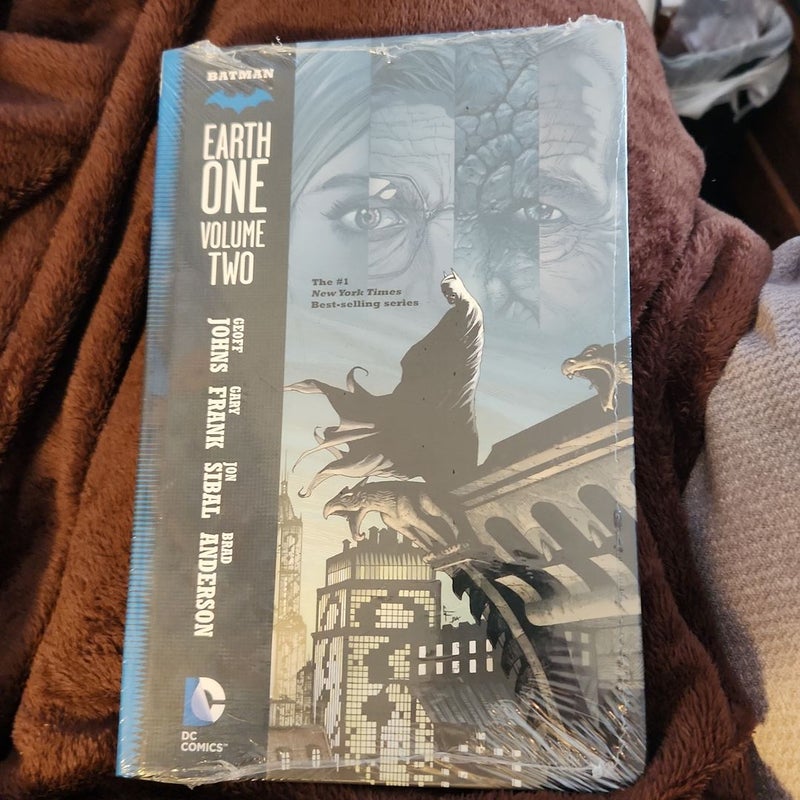 Batman: Earth One Vol. 2 by Geoff Johns, Hardcover | Pangobooks