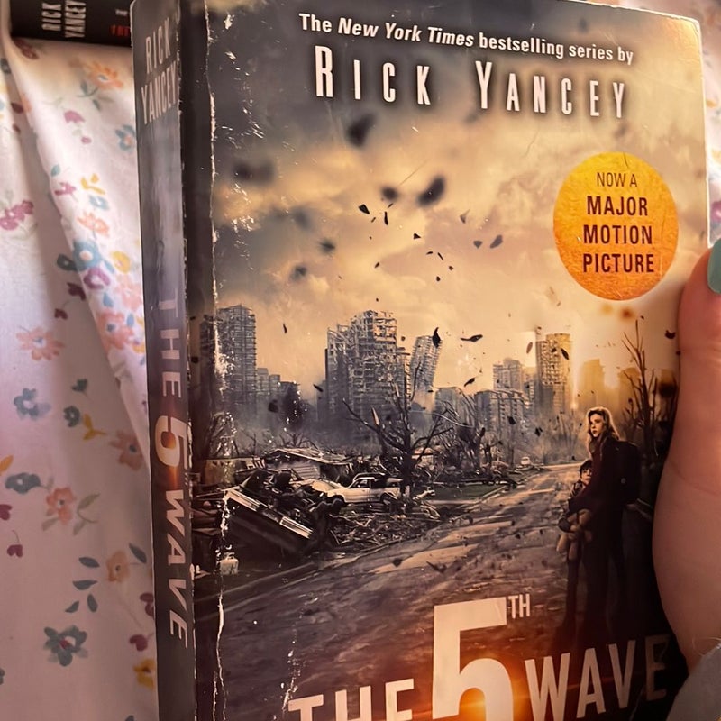 The Fifth Wave Series by Rick Yancey, Paperback | Pangobooks