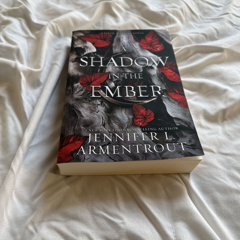 A Shadow in the Ember by Jennifer L. Armentrout, Paperback | Pangobooks
