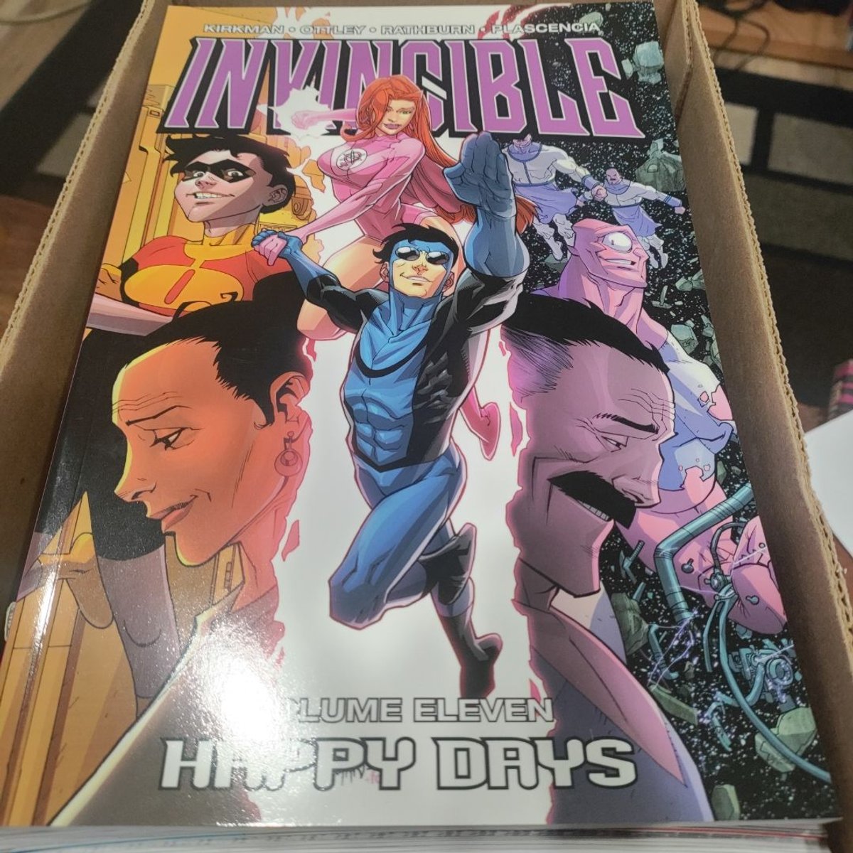 Invincible Volume 11: Happy Days by Robert Kirkman, Ryan Ottley, F. C ...