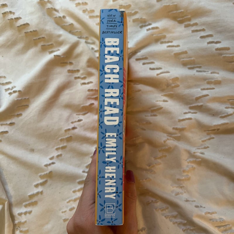 Beach Read by Emily Henry, Paperback | Pangobooks