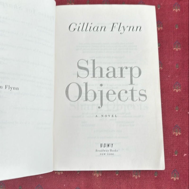 Sharp Objects by Gillian Flynn, Paperback | Pangobooks