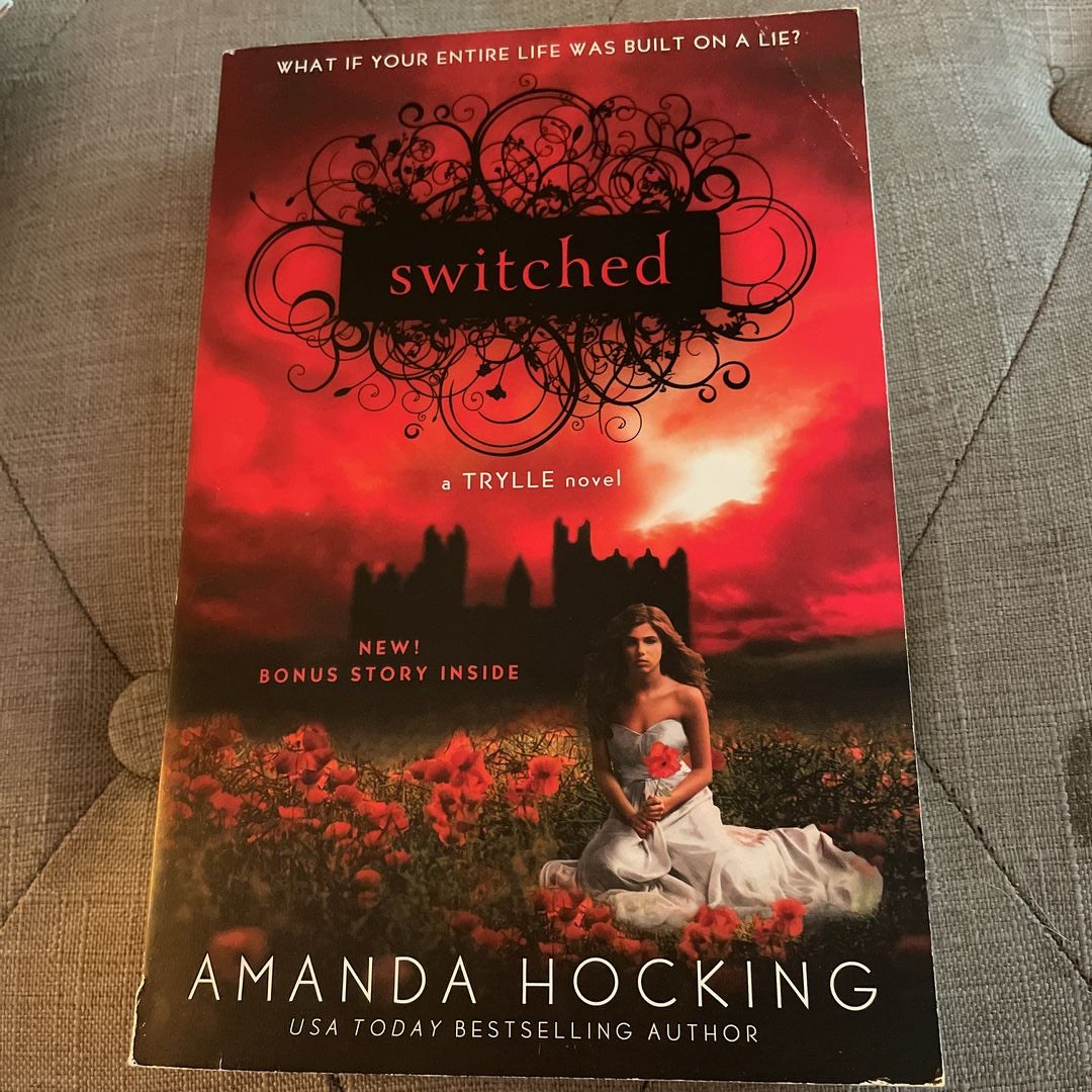 Switched by Amanda Hocking, Paperback | Pangobooks