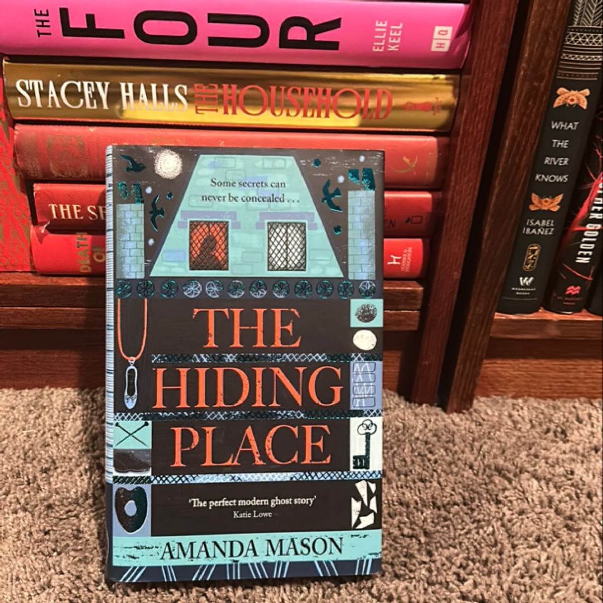 The Hiding Place *UK EDITION* by Amanda Mason, Hardcover | Pangobooks