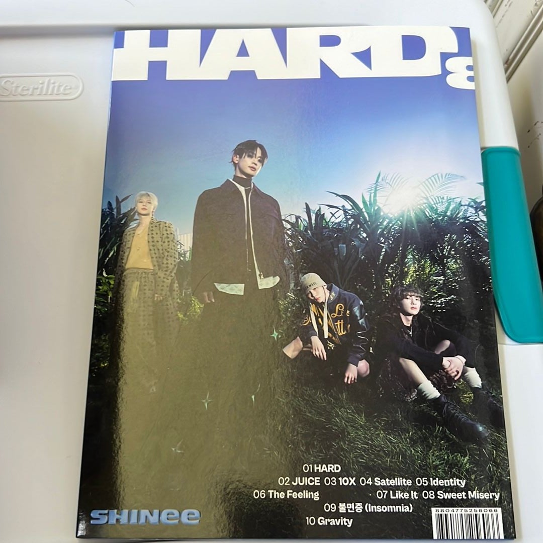 Shinee - Hard - Runner Version by Shinee, Paperback | Pangobooks