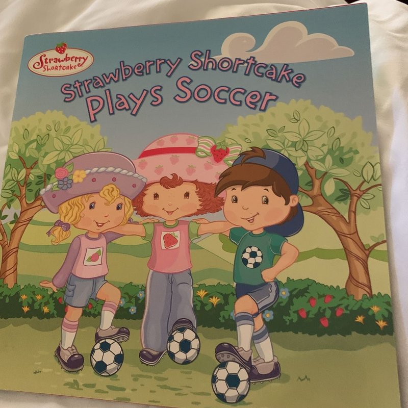 STRAWBERRY SHORTCAKE PLAYS SOCCER by Ruth Koeppel, Paperback | Pangobooks