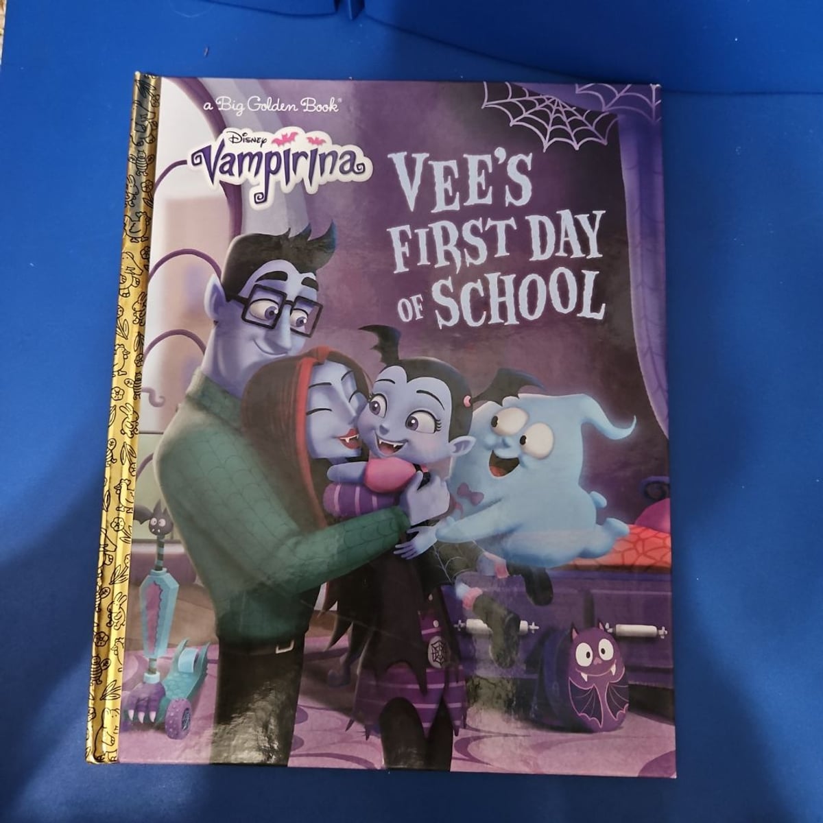 Vee's First Day of School (Disney Junior: Vampirina) by Chelsea Beyl