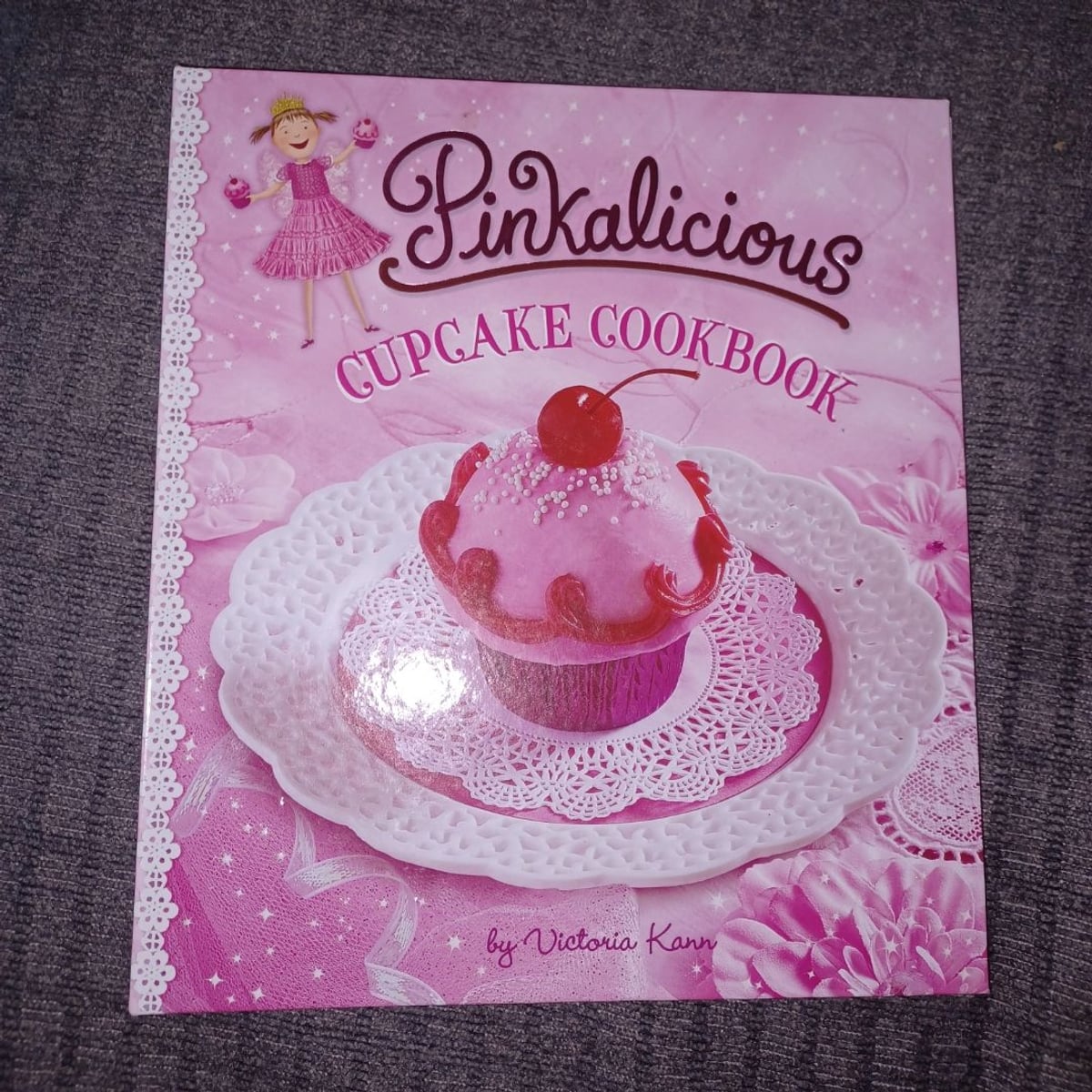 Pinkalicious Cupcake Cookbook by Victoria Kann