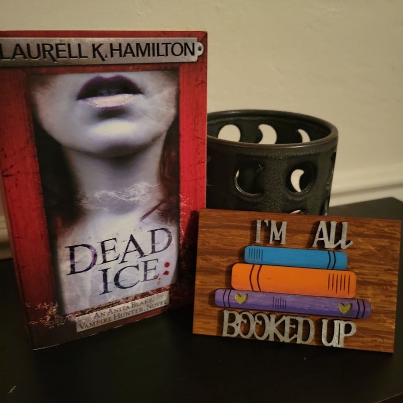 Dead Ice by Laurell K. Hamilton, Paperback | Pangobooks