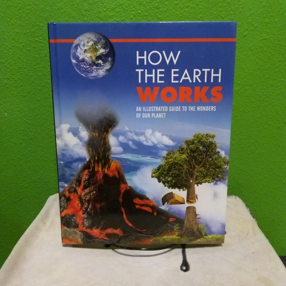 How the Earth Works by Editors of Chartwell Books