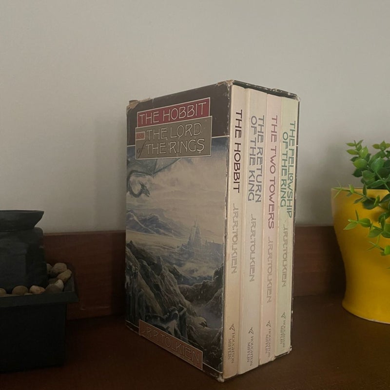 The hobbit- the lord of the rings book set by J.R Tolkien, Paperback ...