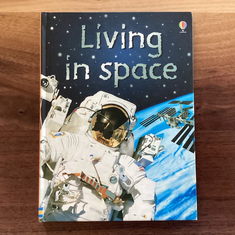 Living in Space by Katie Daynes, Hardcover | Pangobooks