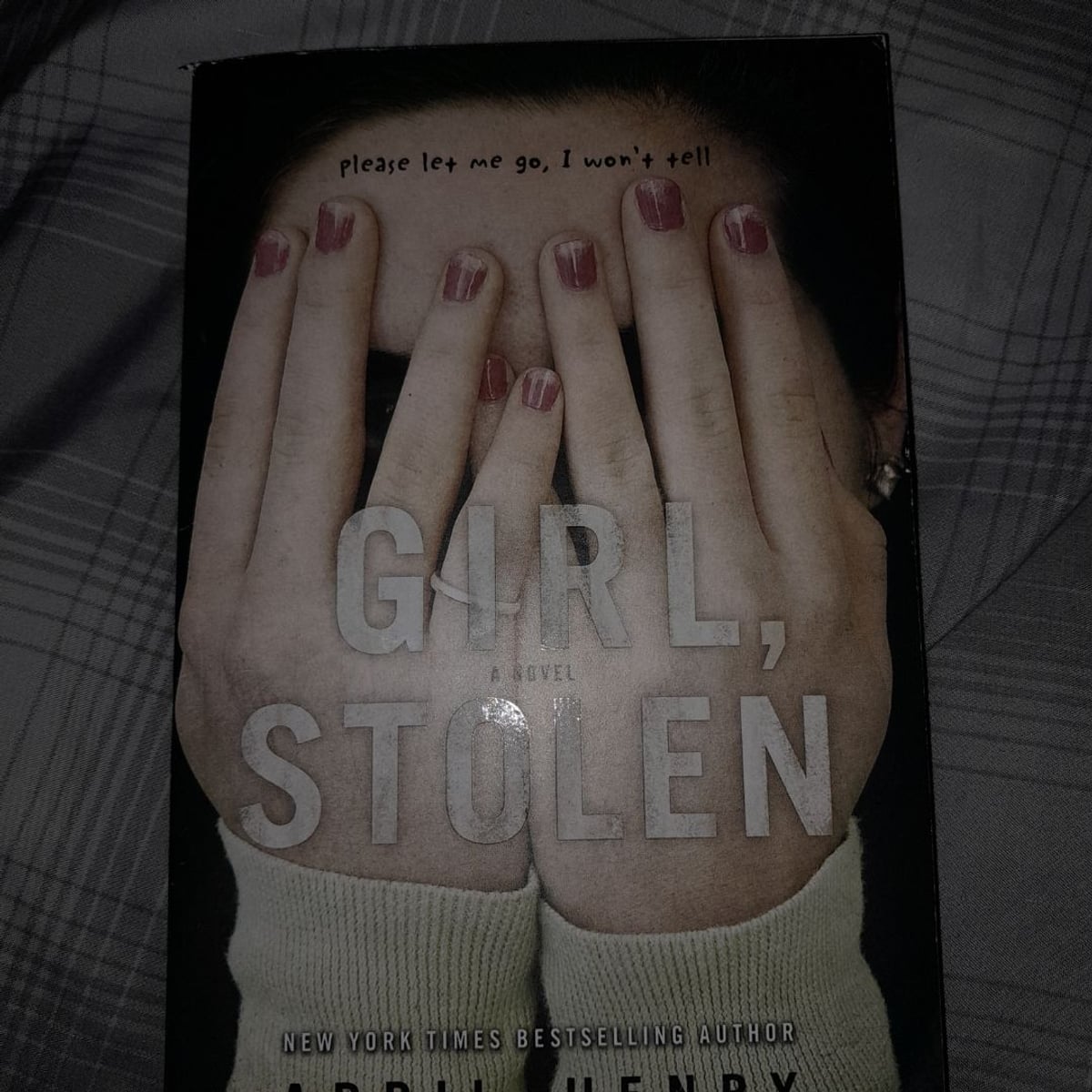 A girl, stolen by April Henry, Paperback | Pangobooks