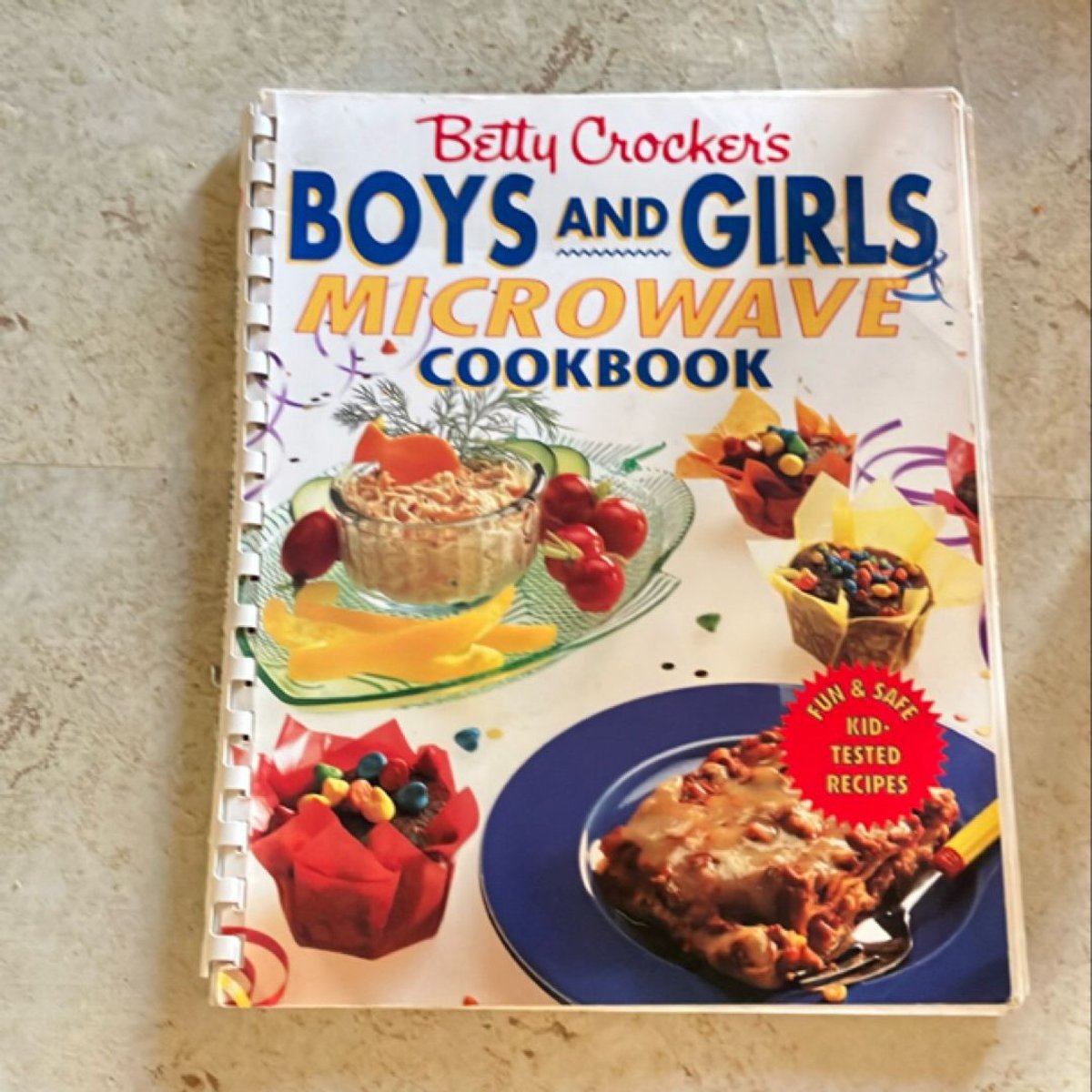 Betty Crocker's Boys and Girls Microwave Cookbook by Betty Crocker Editors