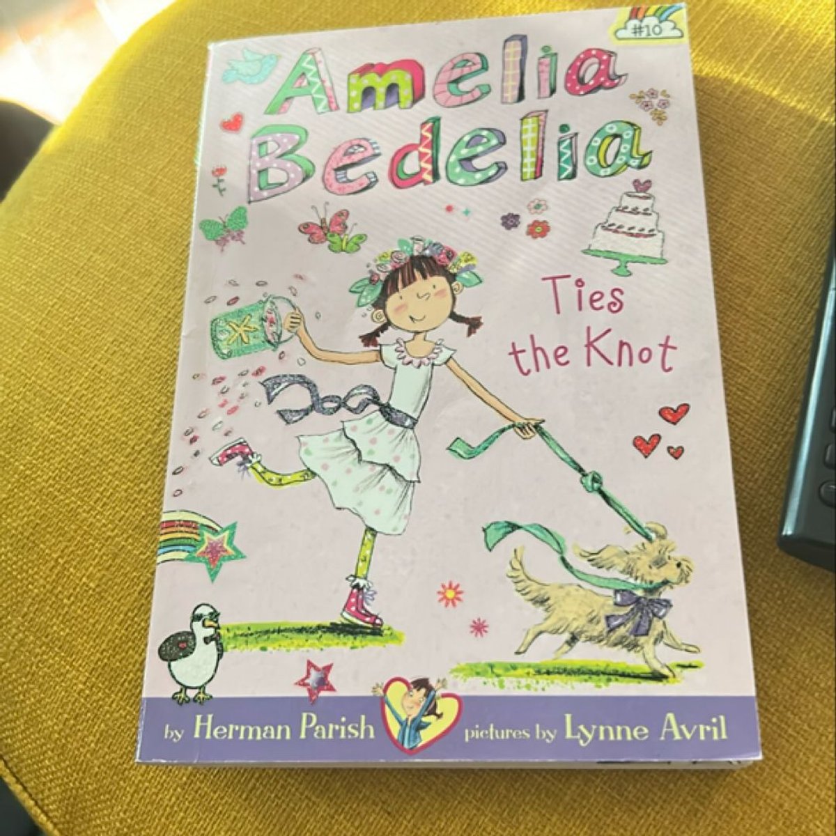 Amelia Bedelia Chapter Book #10: Amelia Bedelia Ties the Knot by Herman ...
