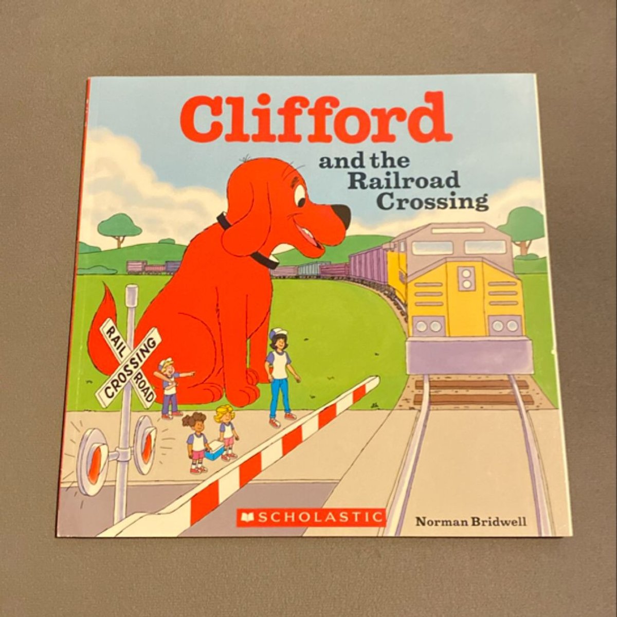 Clifford and the Railroad Crossing by Norman Bridwell