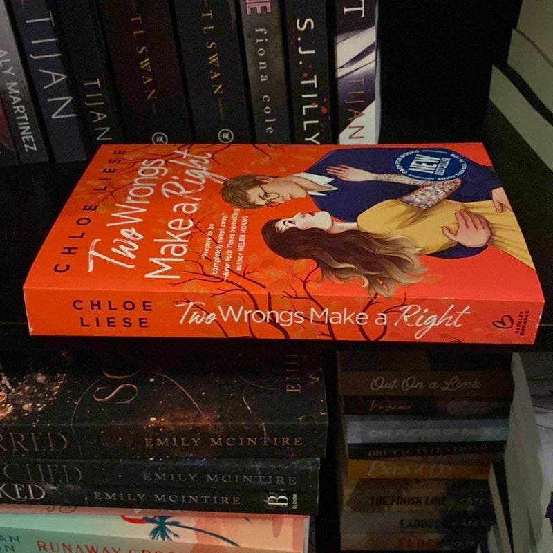 Two Wrongs Make a Right by Chloe Liese , Paperback | Pangobooks