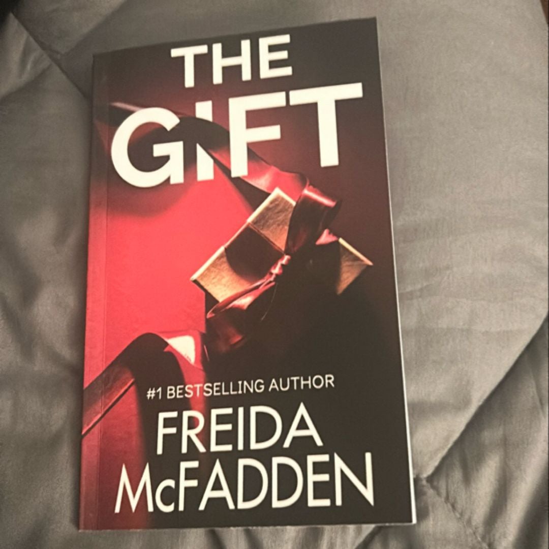 The Gift by Freida McFadden, Paperback | Pangobooks