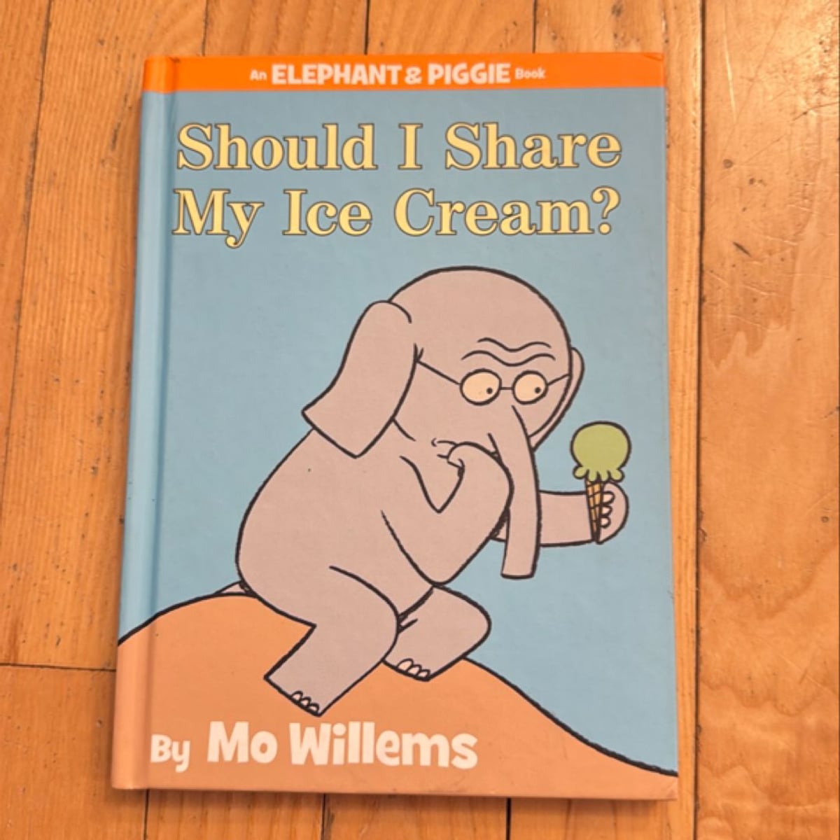 Should I Share My Ice Cream? (an Elephant and Piggie Book) by Mo Willems