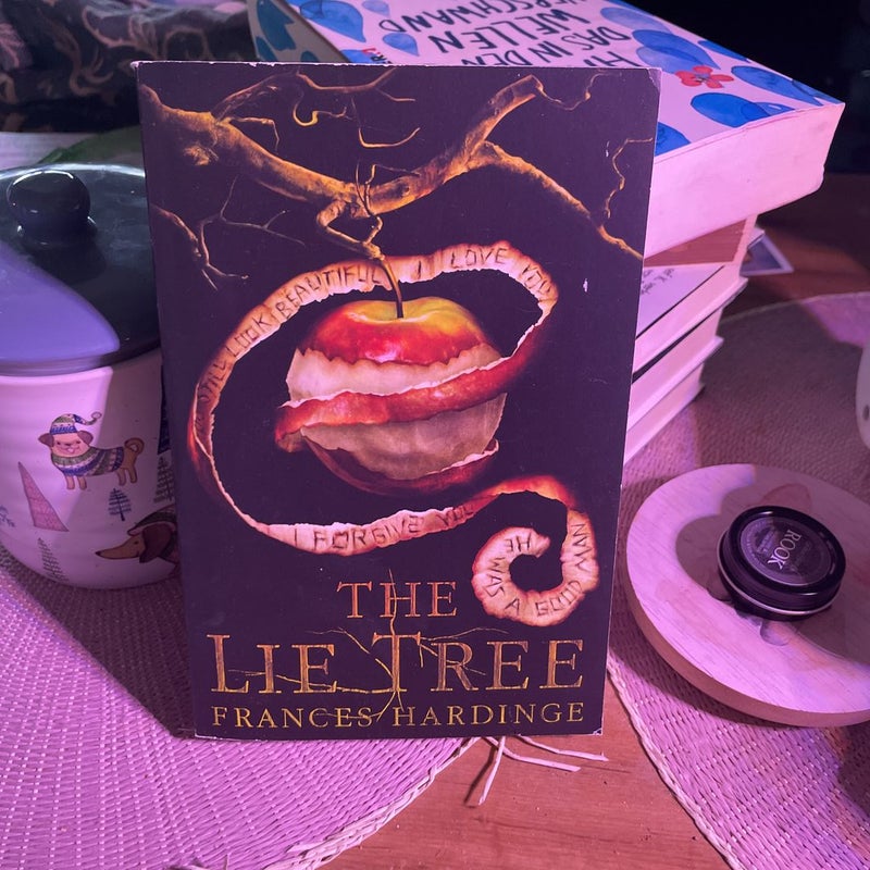 The Lie Tree by Frances Hardinge , Paperback | Pangobooks