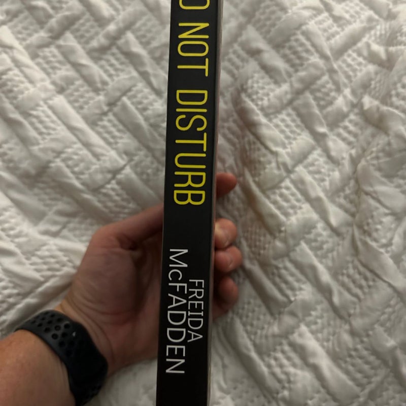 Do Not Disturb by Freida McFadden, Paperback | Pangobooks