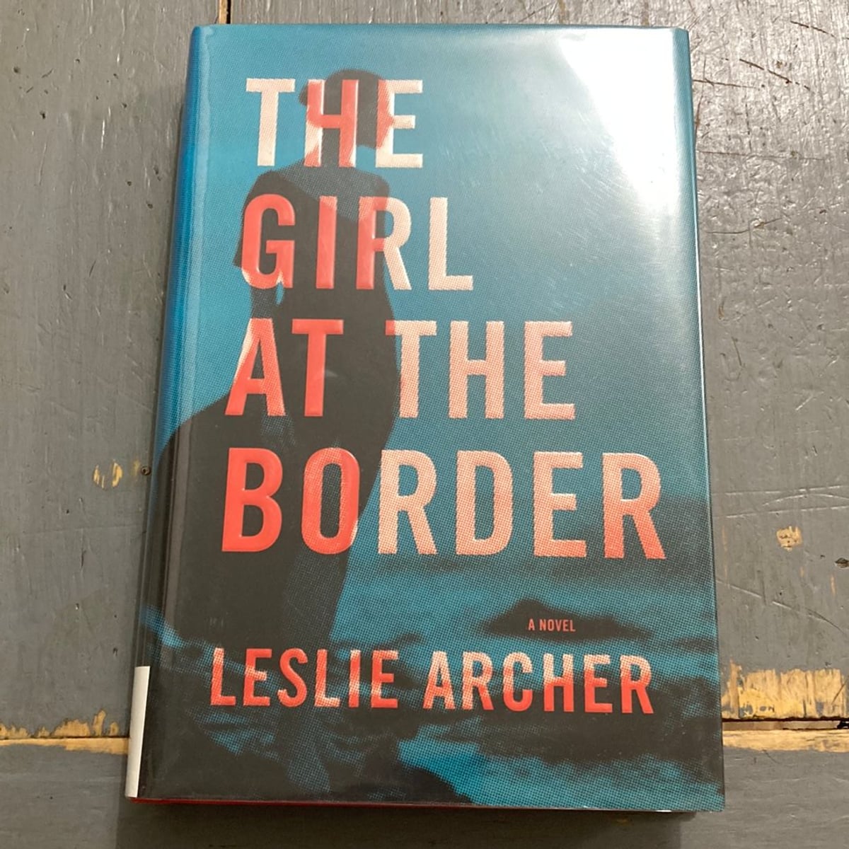 The Girl at the Border by Leslie Archer, Hardcover | Pangobooks