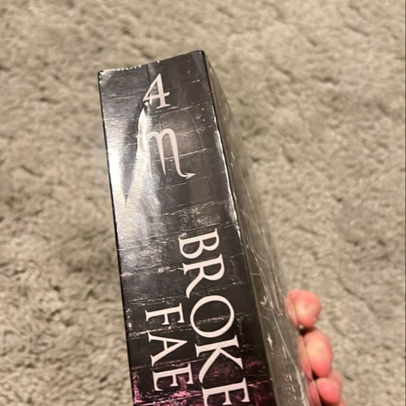 Broken Fae by Susanne Valenti; Caroline Peckham, Paperback | Pangobooks