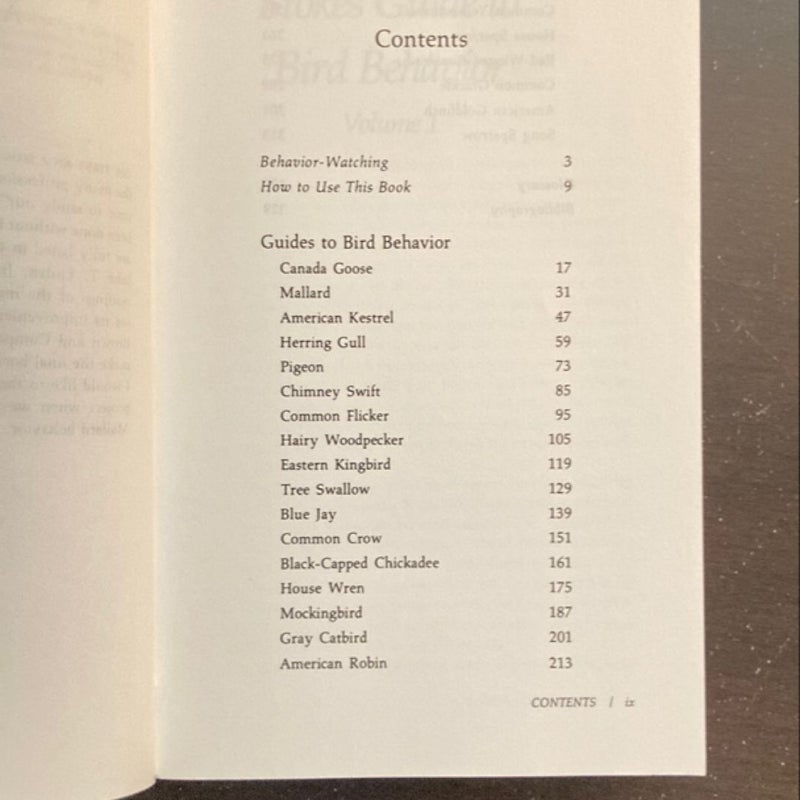 A Guide to Bird Behavior by Donald Stokes, Lillian Stokes