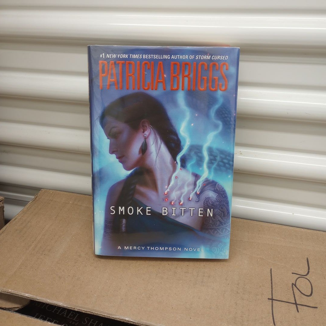 Smoke Bitten by Patricia Briggs, Hardcover | Pangobooks