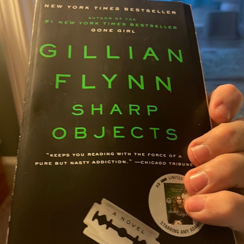 Sharp Objects by Gillian Flynn, Paperback | Pangobooks