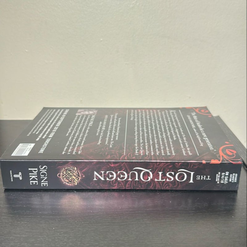 The lost queen by Signe Pike, Paperback | Pangobooks