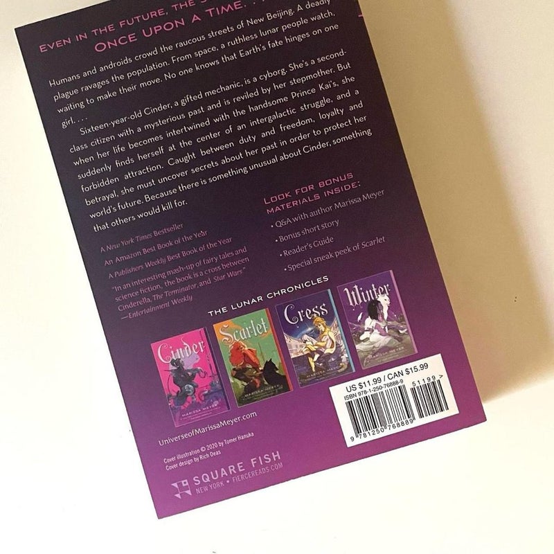Cinder by Marissa Meyer, Paperback | Pangobooks
