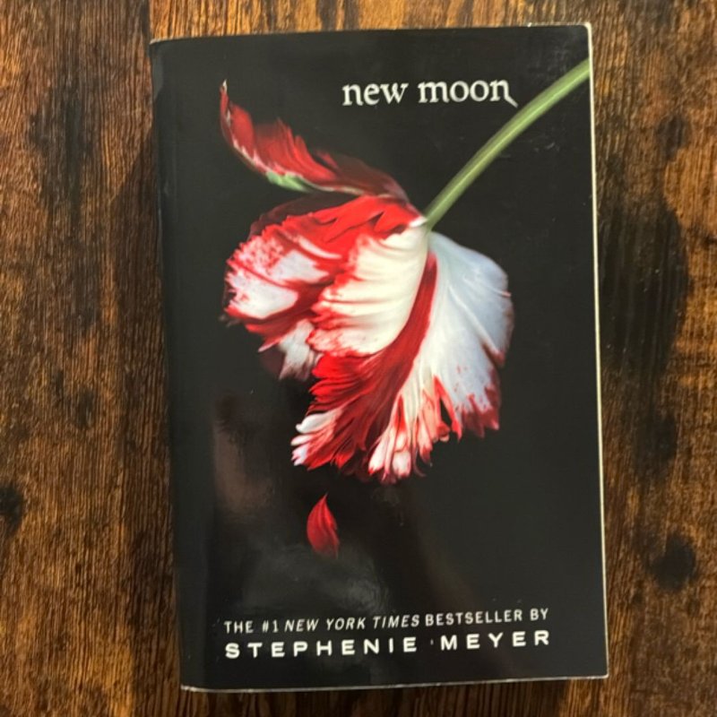 New Moon by Stephenie Meyer, Paperback | Pangobooks