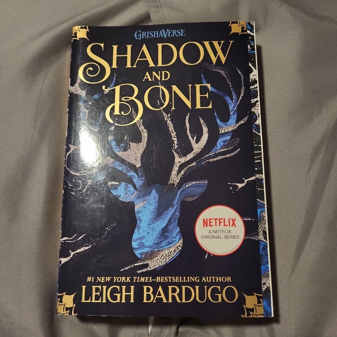 Shadow and Bone by Leigh Bardugo, Paperback | Pangobooks